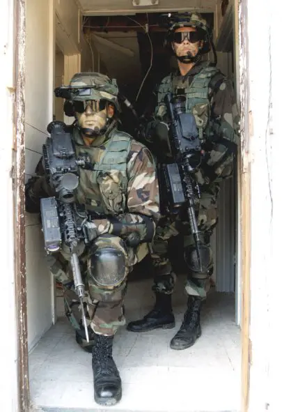 United States soldier US Army combat uniforms Etats-Unis Pictures ...