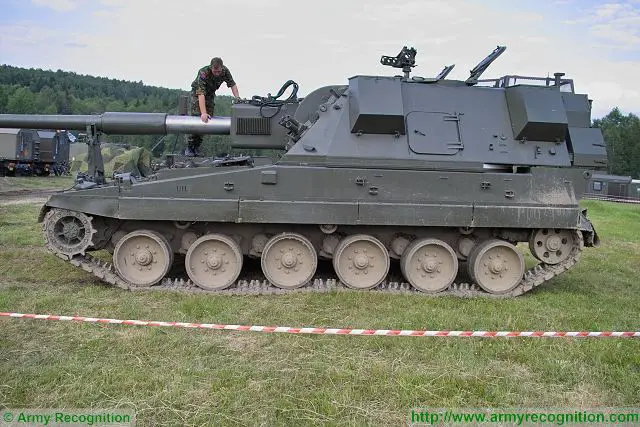 AS90 Braveheart 155mm self-propelled howitzer tracked armored technical ...