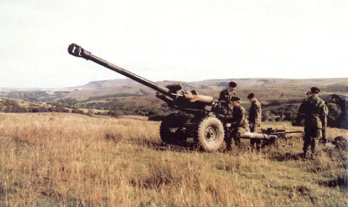 Light Gun L118 105 mm artillery gun howitzer British army United ...