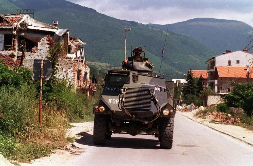 Saxon AT-105 wheeled armoured vehicle personnel carrier British army ...