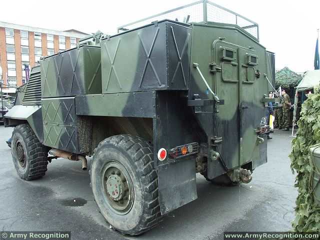 AT105 Saxon 4x4 armoured vehicle personnel carrier technical data sheet ...