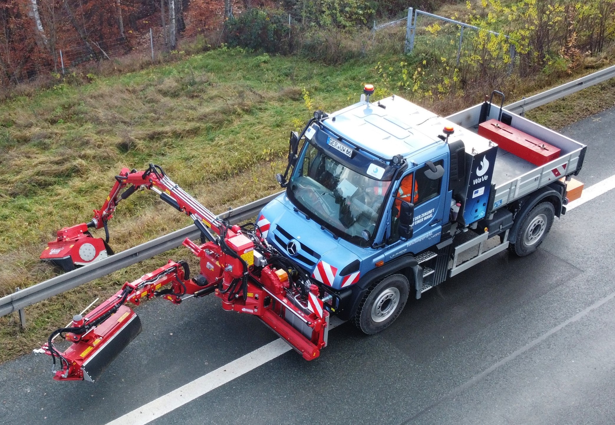 Mercedes-Benz Special Trucks testing Unimog prototype with hydrogen ...