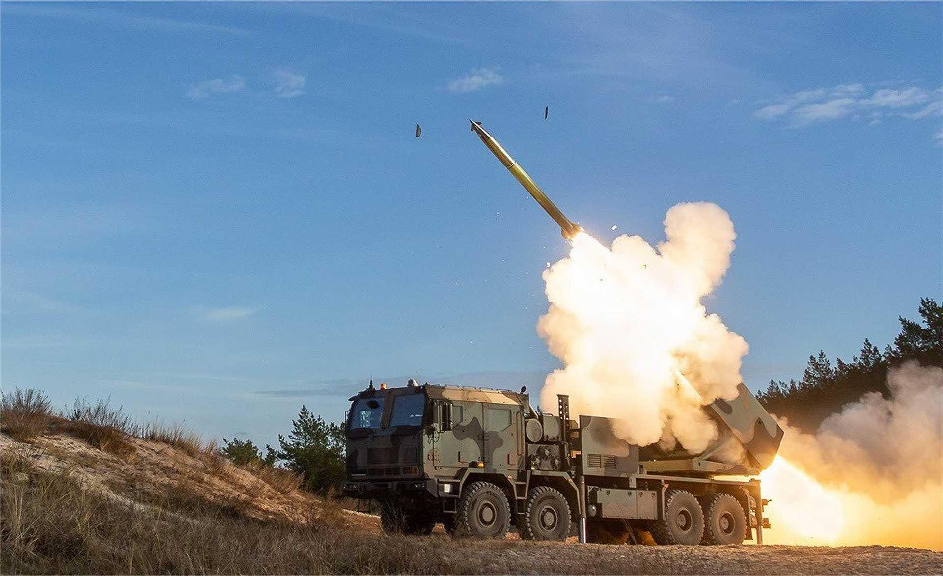 Exclusive: First Launch in Poland Homar-K Fires CGR-080 Guided Rocket ...