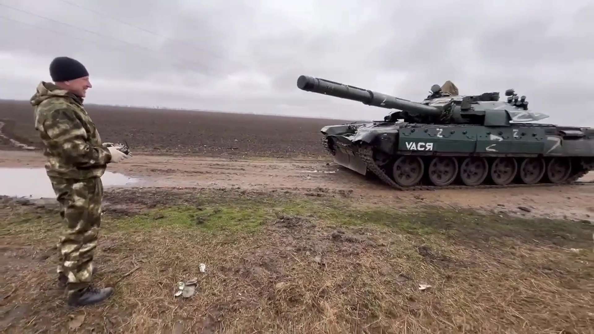 Russian Army transforms captured Ukrainian T-72AMT tank into remote ...