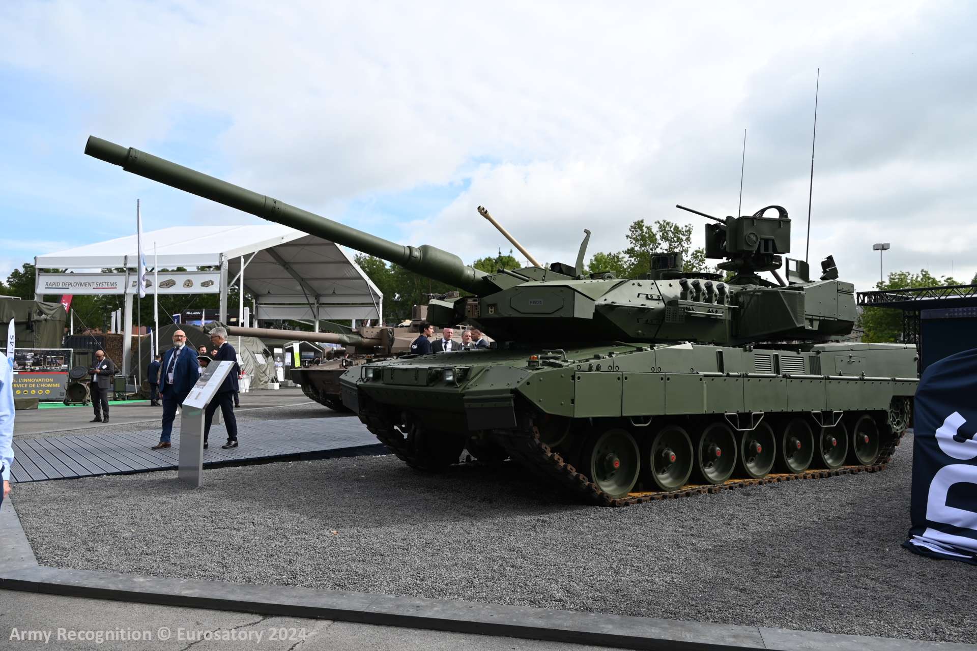 World Premiere: first Leopard 2A8 tank production model unveiled at ...