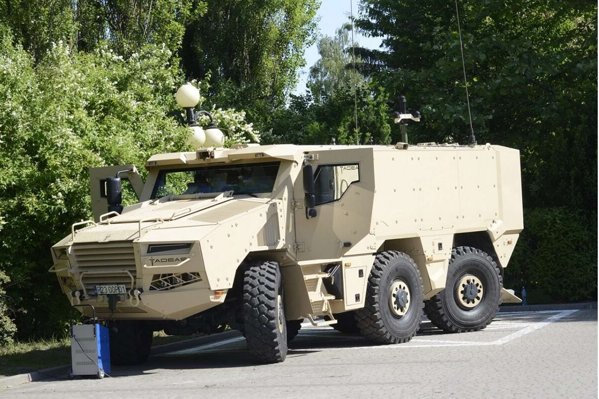 Poland unveils first prototype of Tatra-based Heron 6×6 armored command ...