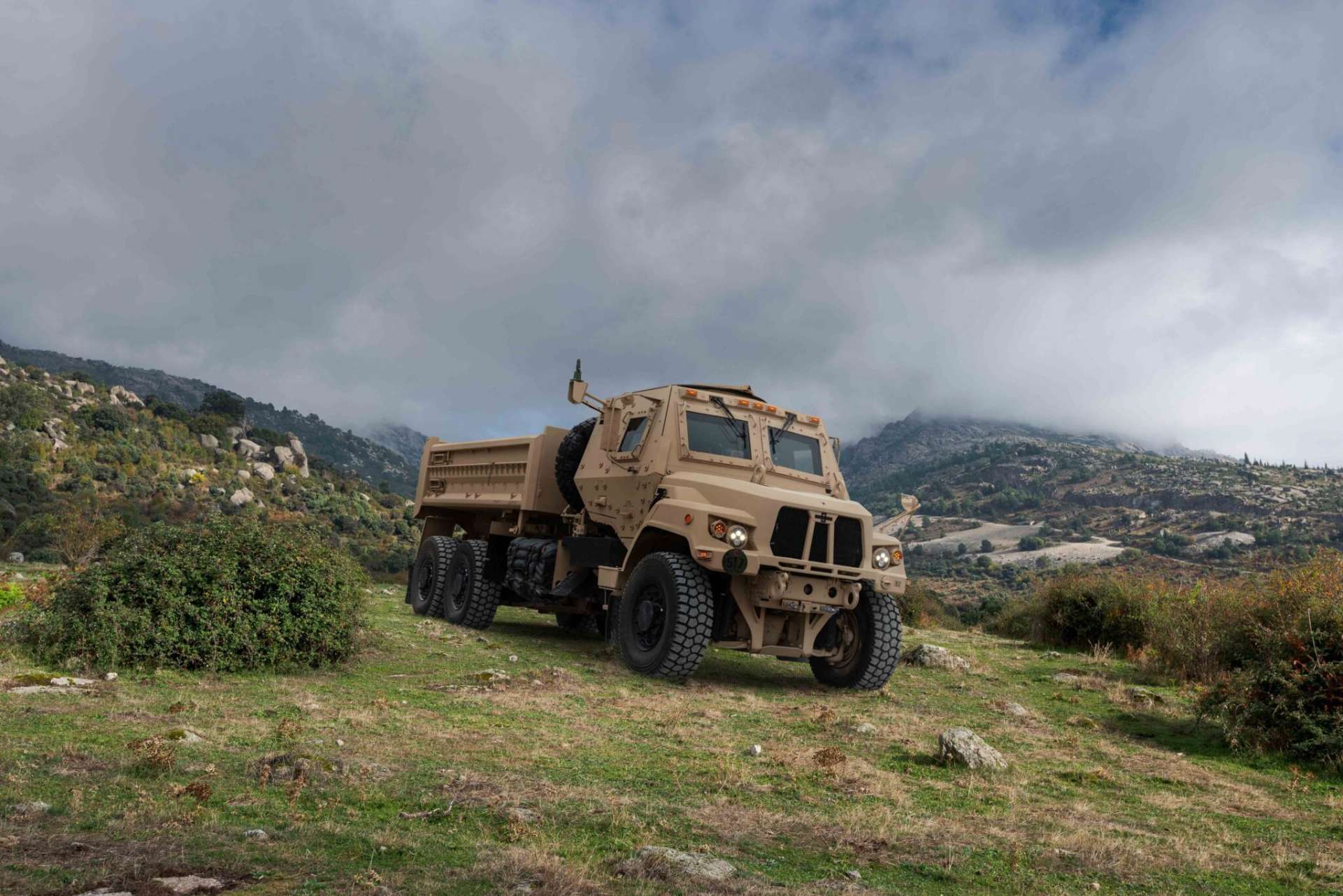 US Army Awards Oshkosh Defense Contract for FMTV A2 Low-Velocity Air Drop Cargo Vehicles
