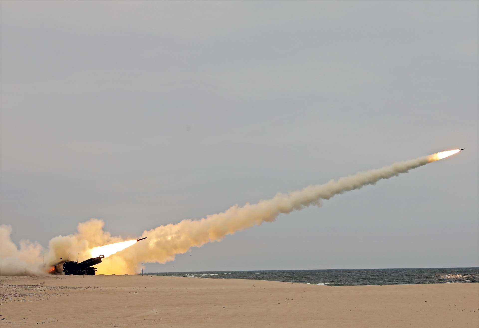 US Soldiers Demonstrate Combat Capabilities of HIMARS Rocket Launcher ...