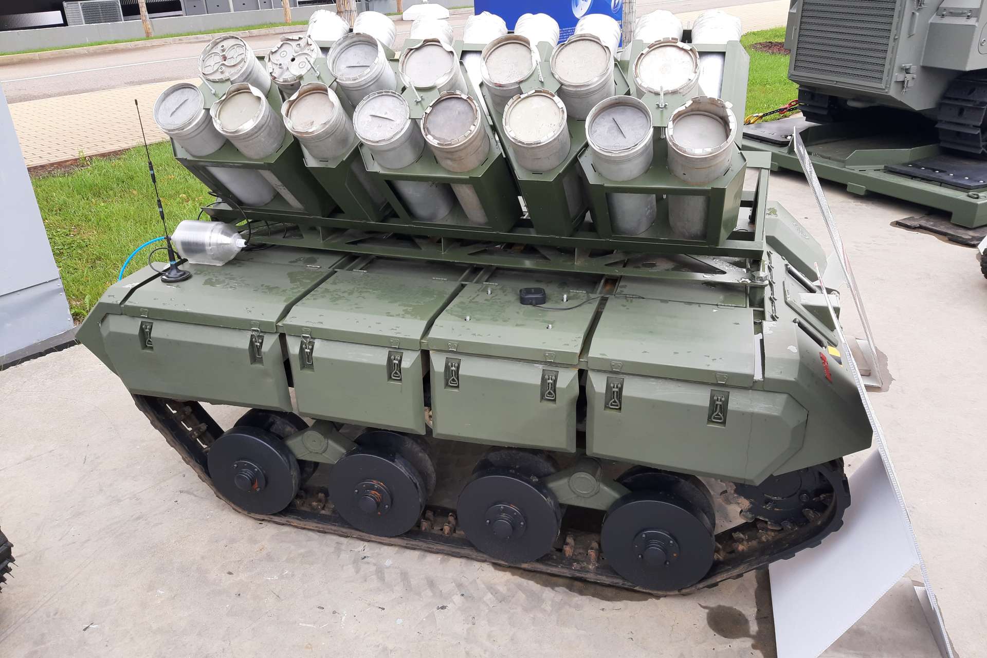 New Russian Impulse-KPTM UGV can scatter up to 120 anti-tank and anti-personnel mines