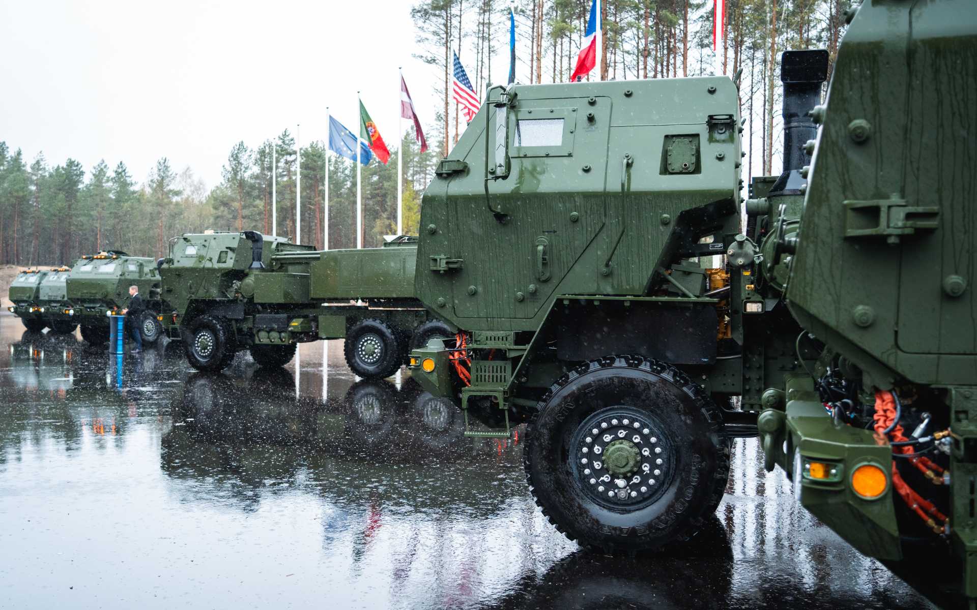 Six new US-made M142 HIMARS rocket launchers enter Estonian service to ...