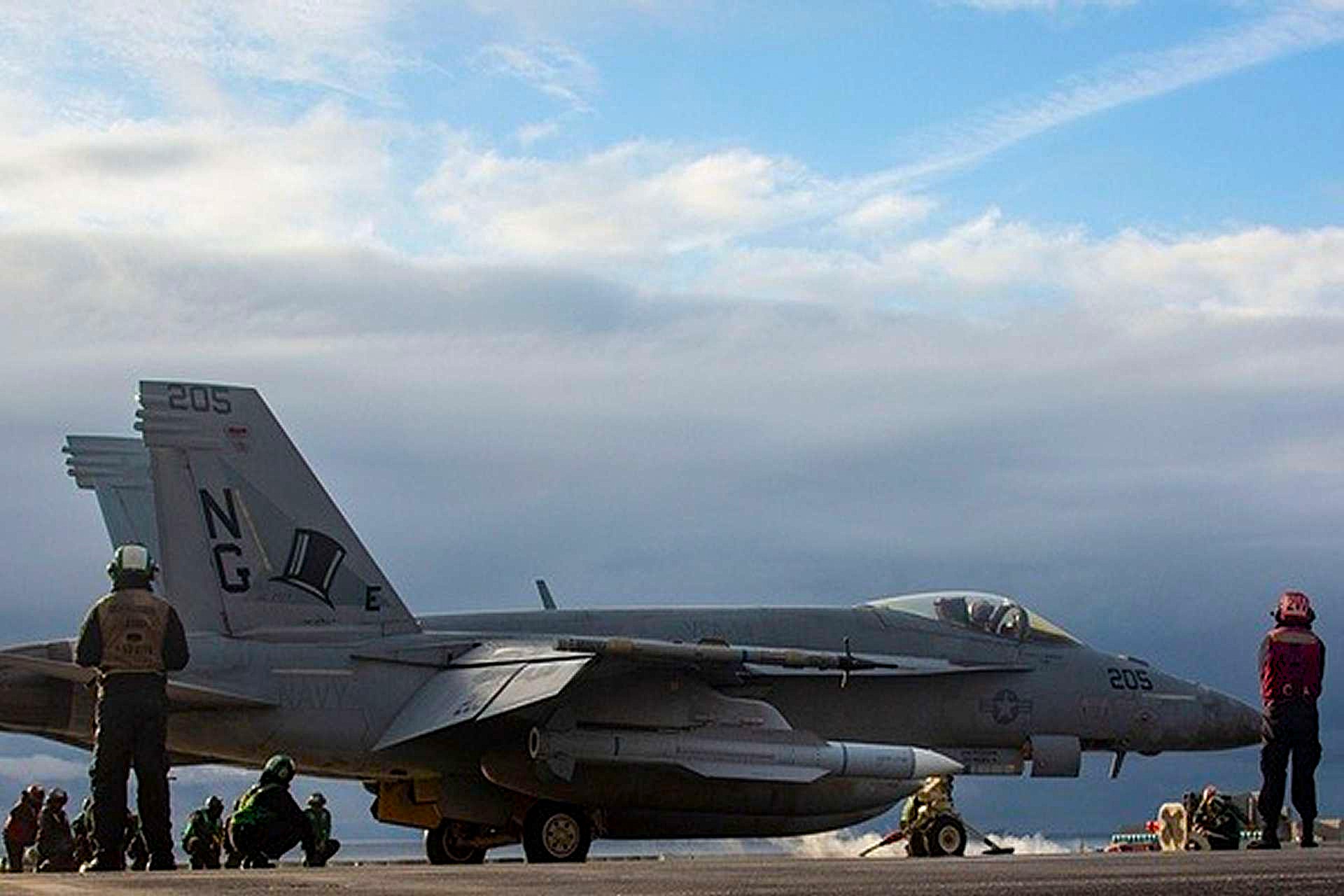 US Navy Equips F/A-18E Jets With New AIM-174B Missiles To Counter Long-Range Indo-Pacific Threats