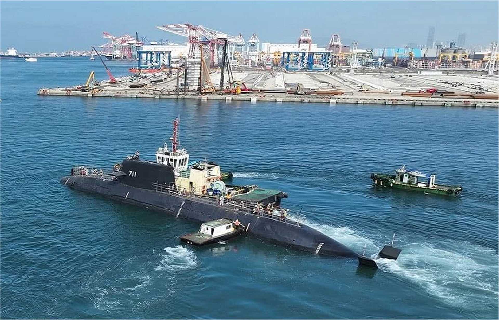 Flash News: Taiwan’s First Indigenous Defense Submarine Hai Kun-class ...