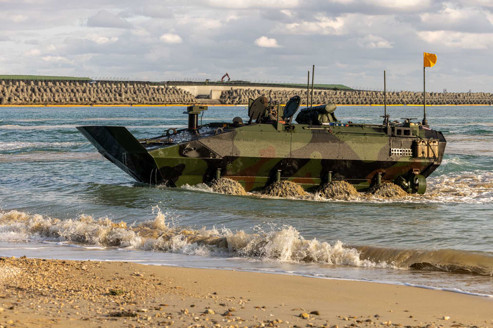 US Marines Amphibious Combat Vehicle Completes First Open-Water ...