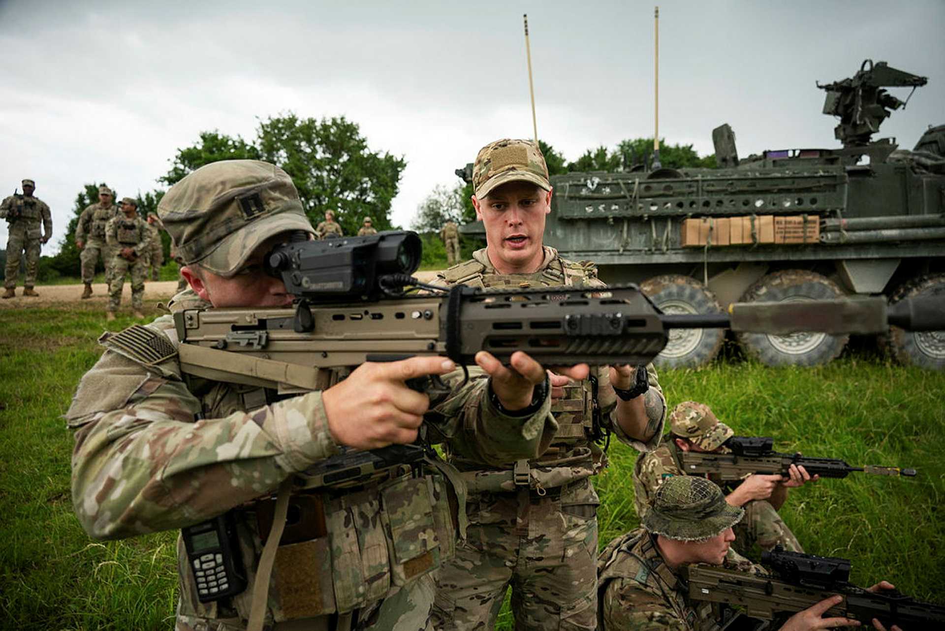 Technology: British Army Demonstrates SMASH X4 Sight Mounted on SA80A3 ...