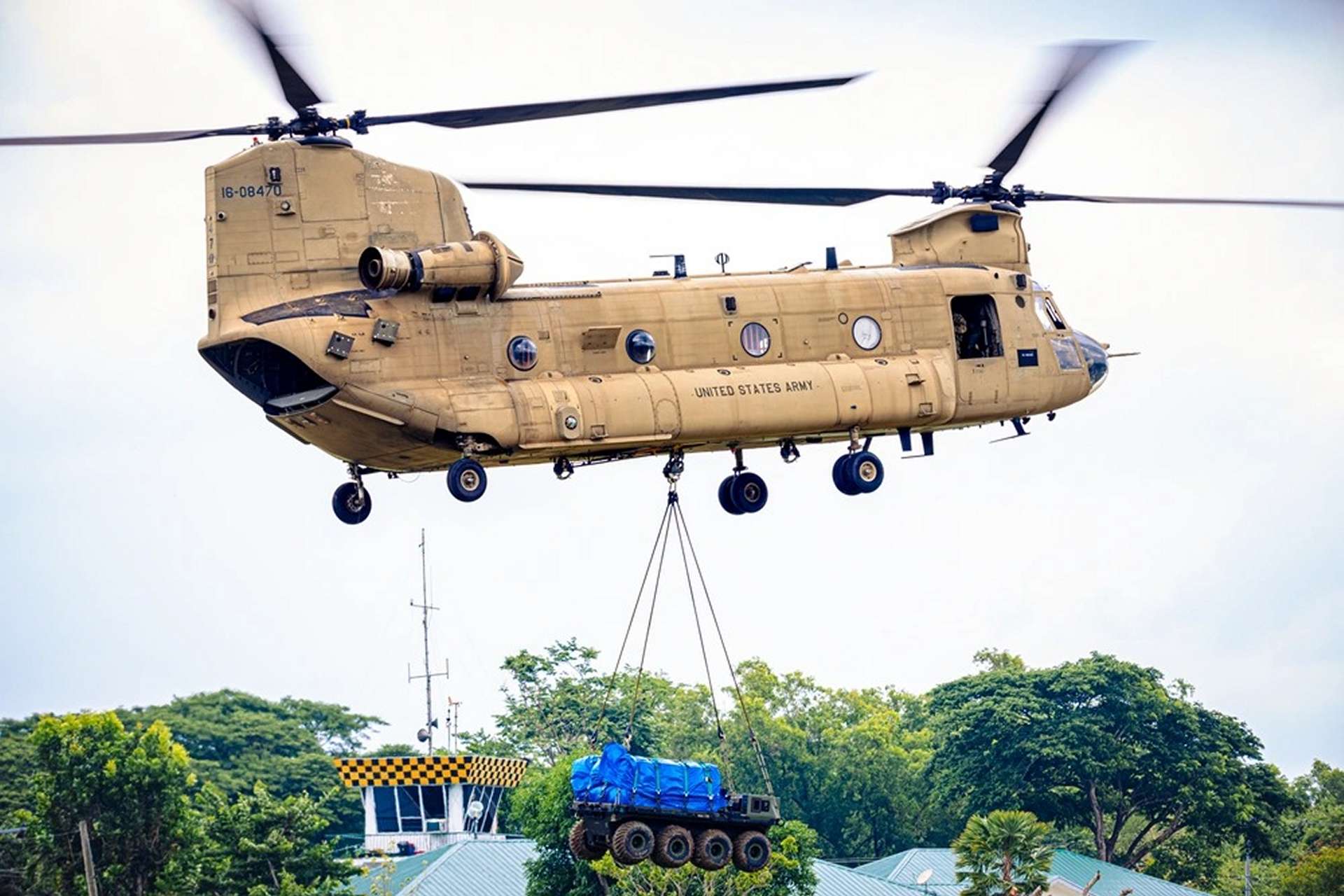 U.S. Chinooks Airlift S-MET Robotic Mules for the First Time in Jungle ...